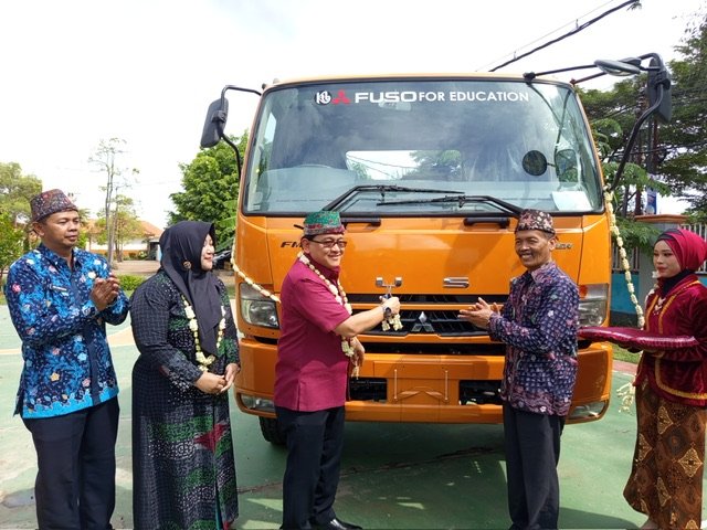 KTB Donasikan Mitsubishi Fuso Fighter ke SMK Negeri 1 Kamal Madura - Autoindo